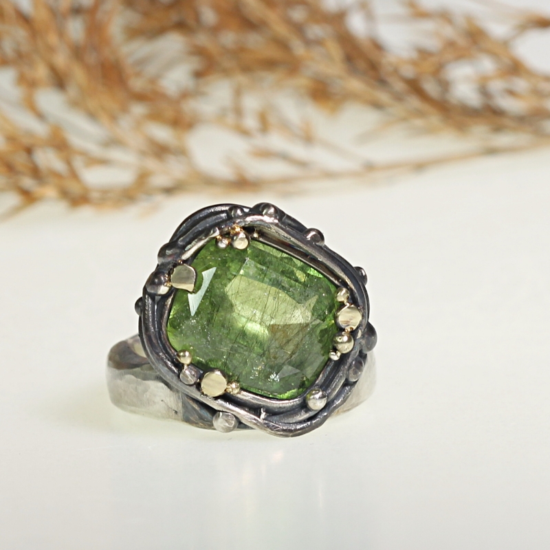 Prsten s asymetricky osazeným olivínem